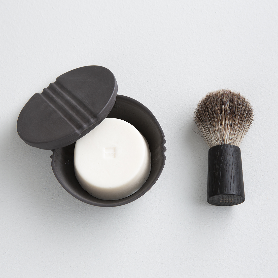 Fitjar Islands Barbersåpebolle + Barberkost i Eik | Anthracite + Black ...